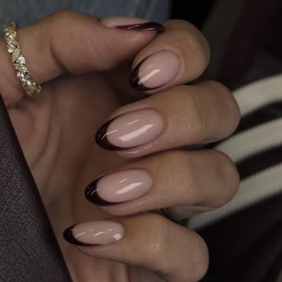 China Glossy Finish Medium Almond French Tip Press On Nails Long Lasting Wear for sale