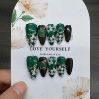 China Reusable Flower Design Handmade Press On Nails Almond Shape for sale