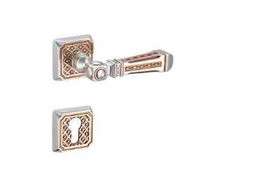 China Anti Scratch Antique Brass Door Knobs With Lock Square Shaped for sale