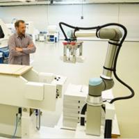 China Palletizing Robot With Robot Arm 6 Axis Of UR10e Payload 10kg Reach 1300mm For Packing Line for sale