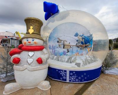 China Custom Inflatable Snow Globe 5m Diameter Christmas Decoration for Party Events Advertising for sale