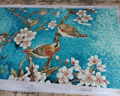 China Custom Floral Bird Pattern Glass Mosaic Mural Tile 4mm 6mm 8mm Thickness for sale