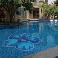 China Crystal Glass Swimming Pool Mosaic Tile Sky Blue Iridescent 20x20mm for Outdoor Bathroom Floor for sale