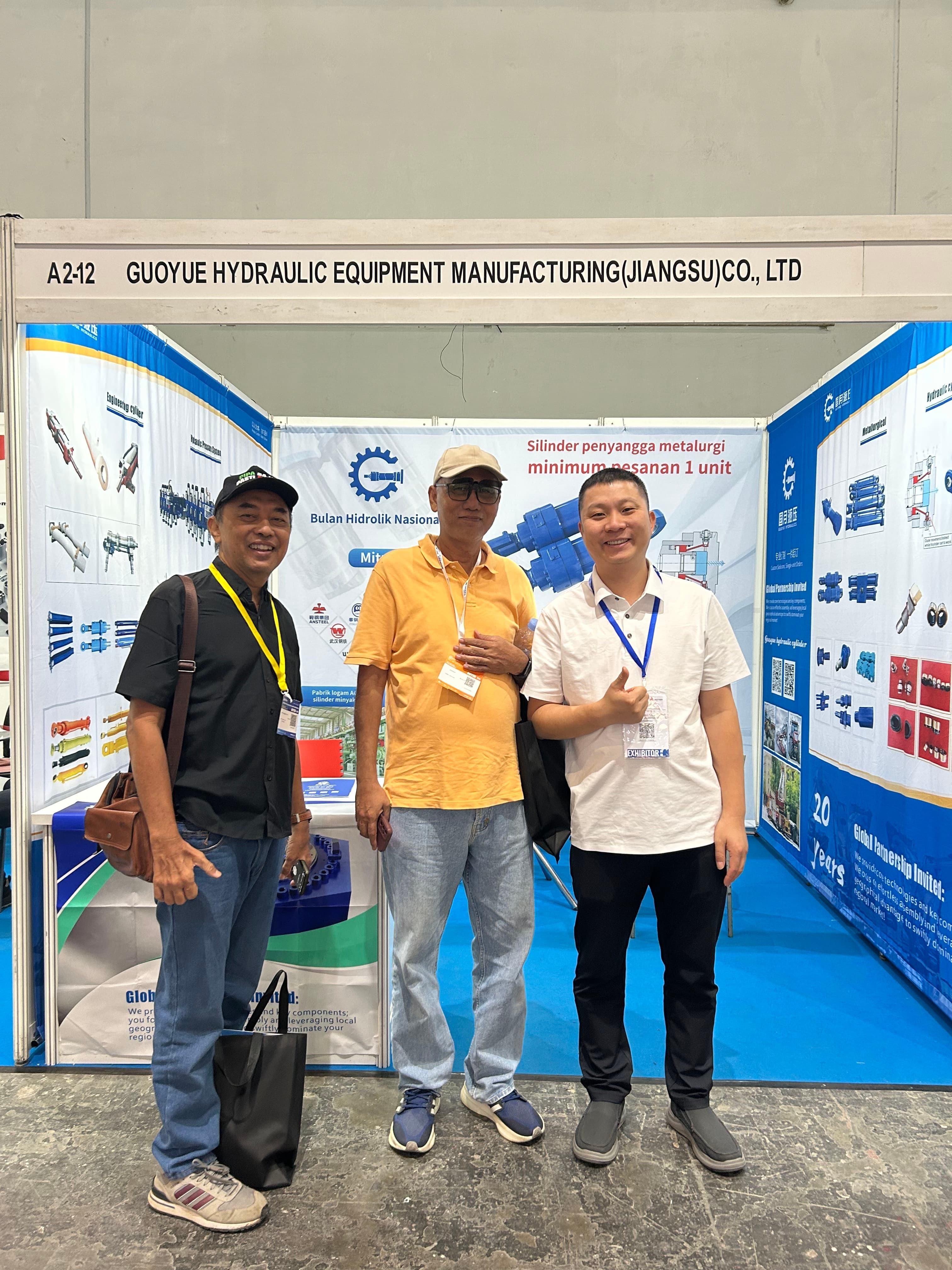 Guoyue Hydraulics team posing with local Indonesian metallurgical engineers at Stand A2-12 during Jakarta industrial exhibition.