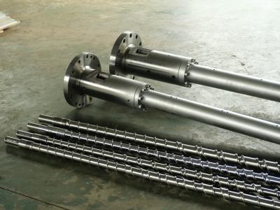 China Single Screw Extruder Screw Barrel with Bimetallic Hardness HRC 58-62 Nitrided Brittleness Less Than Grade 1 and Screw Surface Roughness Ra0.4um for sale