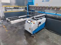 China Auto Feeder 110T CNC Hydraulic Press Brake 8+1 AXIS 3200MM Bending for sale