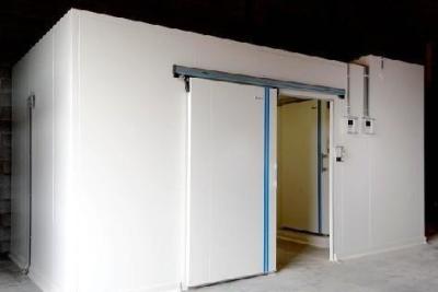 China Customized 4*8*2.6M Cold Room Cooling Unit 42KG/M3 Curved Corner Commercial Cold Rooms for sale