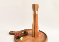 China Manual Reusable Refillable Wooden Salt and Pepper Grinder Set - Acacia Wood with Ceramic Core, 5.5x20cm and 5.5x25cm Sizes for sale