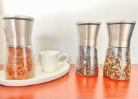 China 175ml Manual Glass Grinder Adjustable Refillable Spice Grinding Jar 65mm Top Dia for sale