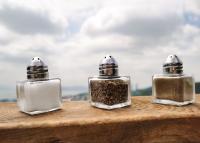 China Glass Salt and Pepper Shakers Set of 3 Pieces with 17ml Capacity and 30×30×45mm Modern Design for sale