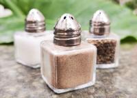 China 3-Piece Glass Condiment Shaker Set with 17ml Capacity and Metal Lids - 30×30×45mm Modern Design for sale