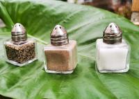 China 3-Piece Glass Condiment Shaker Set with 17ml Capacity and Metal Lids - 30×30×45mm Modern Design for sale