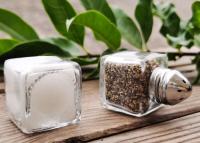 China 17ml Glass Condiment Shaker Set - 3-Piece Modern Design 30×30×45mm Transparent Kitchen Accessories for sale