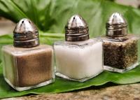 China Metalcraft 17ml Glass Condiment Shaker Set with Metal Lid - 3-Piece Modern Design 30×30×45mm for sale