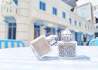 China 17ml Glass Salt Pepper Spice Grinder Shaker with Metal Lid Reusable Refillable for sale