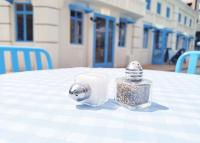 China 17ml Glass Salt Pepper Spice Grinder Shaker with Metal Lid Reusable Refillable for sale