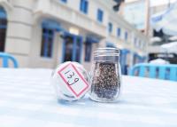 China Custom Metal Lid Glass Bottle 10ml Shaker with Condiment for Spices for sale