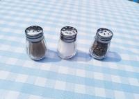 China Custom Metal Lid Glass Bottle 10ml Shaker with Condiment for Spices for sale