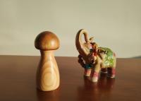 China Acacia Wood Salt and Pepper Grinder Set 2 Pcs with Adjustable Ceramic Mill and Wooden Tray for sale