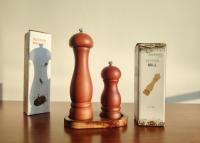 China Rubber Wood Salt and Pepper Grinder Set with Ceramic Core - 21.5cm & 14cm Sizes, ISO/FDA Certified for sale