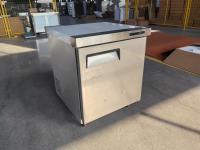 China Commercial Stainless Steel Salad Bar Counter with Adjustable Shelves and Digital Temperature Control for sale