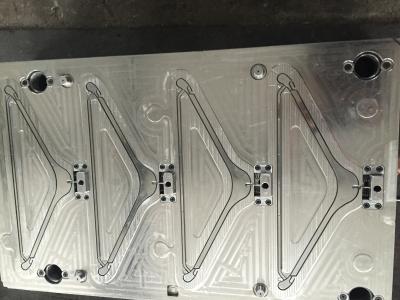 China Fully automatic hot runner system Plastic Injection Molding Machine for hangers for sale
