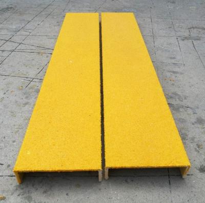 China Non Slip Gritted Surface FRP Stair Treads for High Traffic Areas 25mm Thick for sale