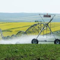 China Farmland Machinery Equipment Center Pivot Irrigation System with 168 cm Diameter and 2200 KG Capacity for sale