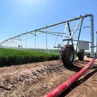 China Revolutionize Your Farm's Irrigation System with Our State-of-the-Art Agricultural Lateral Move Equipment for sale