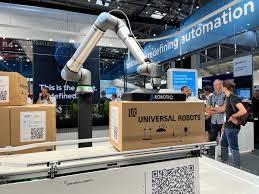 China UR20 Collaborative Robot Arm 20kg Payload With RobotiQ Suction Cup Gripper For Palletizing for sale
