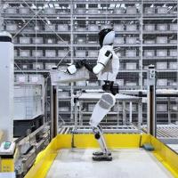China ROBOTERA L7 Humanoid Service Robot 1.75m 28 DOF AI Powered Bipedal Robot for sale