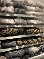 China Home Appliance Comfortable Knitted Throw Blanket with Leopard Zebra Print in 22 Colors for sale