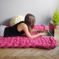 China Sustainable Flannel Knitted Blanket in 22 Colors Customizable Handmade Throw Blanket for sale