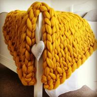 China Sustainable Flannel Knitted Blanket in 22 Colors Customizable Handmade Throw Blanket for sale