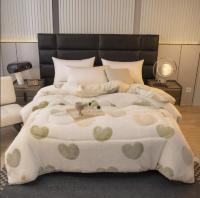 China 3 Grade Color Fastness Soft Chemical Fiber Quilt Customized Size for Luxury Bed Cover for sale