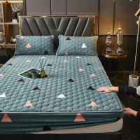 China Hot Luxury Bedding Set 3 pcs Milk Velvet Bed Spread Coverlet with Customized Color for sale