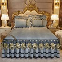 China Luxury Embroidery Label Comfortable Wedding Quilt Bedding Set with Cotton Filling for sale