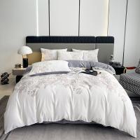 China 4 Pcs King Size Bedding Set 100% Polyester Luxury Designer Duvet Cover Yes Customized for sale