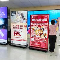 China 75 85 98 100 inch lcd floor stand  kiosk totem put the screen together as a big screen wall  for rent for sale