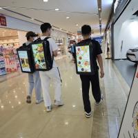 China 21.5 Inch 2nd gen Walking Backpack Screen LCD Displays Digital Signage Menu Advertising Player With Rechargeable Battery for sale