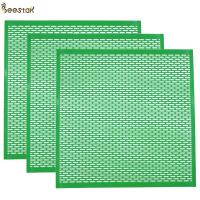 China Bee Queen Excluder Beehive Green Elliptical Hole Plastic Excluder for sale