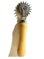 China Short Wheel Embedder Beehive Tools Wooden Handle Big Wheel Gear Embedder Beekeeping Tools for sale