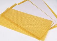 China Grade B 110g Beeswax Foundation Sheet for Beekeeping - Customizable Honeycomb Wax Sheet for sale