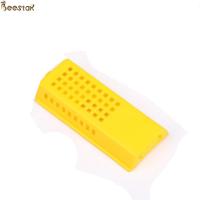 China Beekeeping Queen Rearing Bamboo And Plastic Queen Bee Rearing Cage for sale