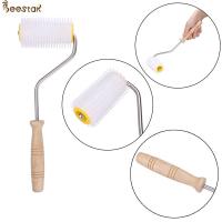 China Plastic Roller Uncapping Roller with Wooden Handle and Dense Needles for Propolis Collecting for sale