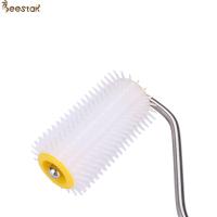 China Plastic Roller Uncapping Roller with Wooden Handle and Dense Needles for Propolis Collecting for sale