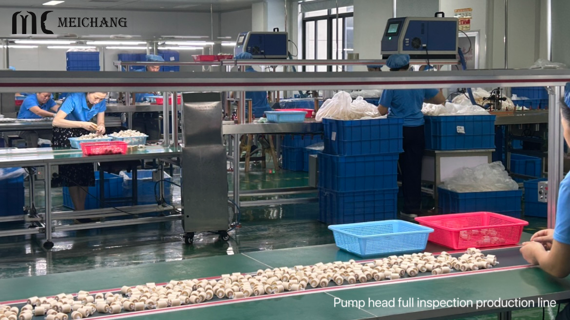 Dust removal process during cosmetic pump head mass production