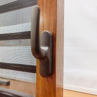 China Aluminum Louver Window with 5mm Glass Blades and Handle Operation - Custom Sizes Available for Ventilation Control for sale
