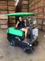 China 8000m2/h Working Efficiency Electric Battery Ride On Road Vacuum Sweeper 36V Voltage for sale