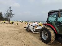 China 1800mm Cleaning Width Tractor Mounted Beach Sand Cleaner for Environmental Product for sale